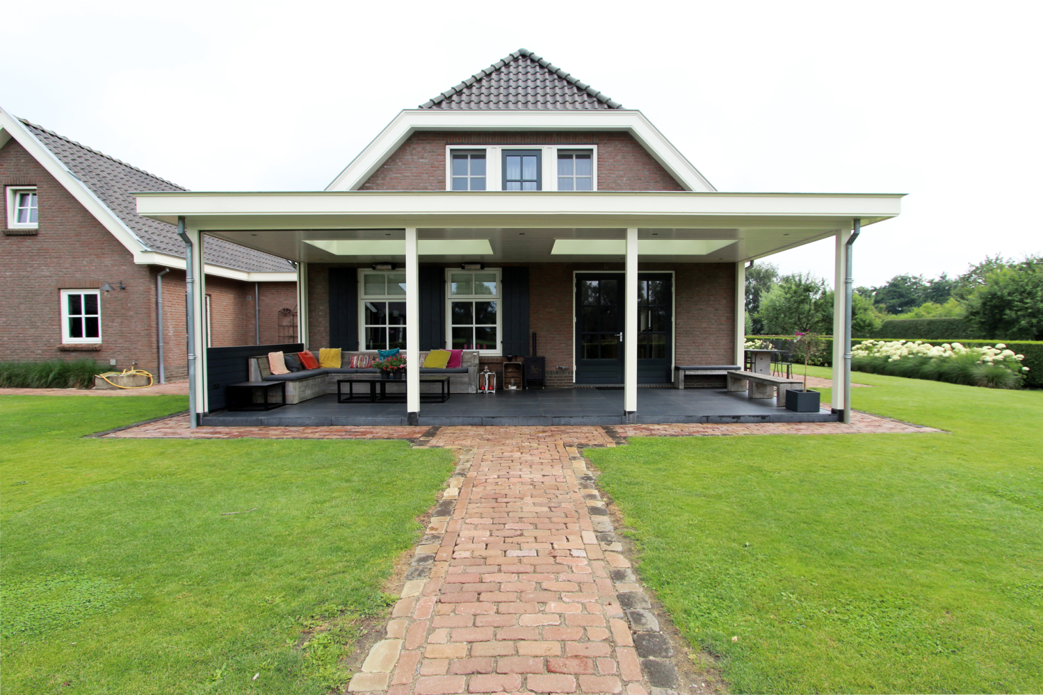 Landelijke veranda met elektrische schermen te Schalkwijk